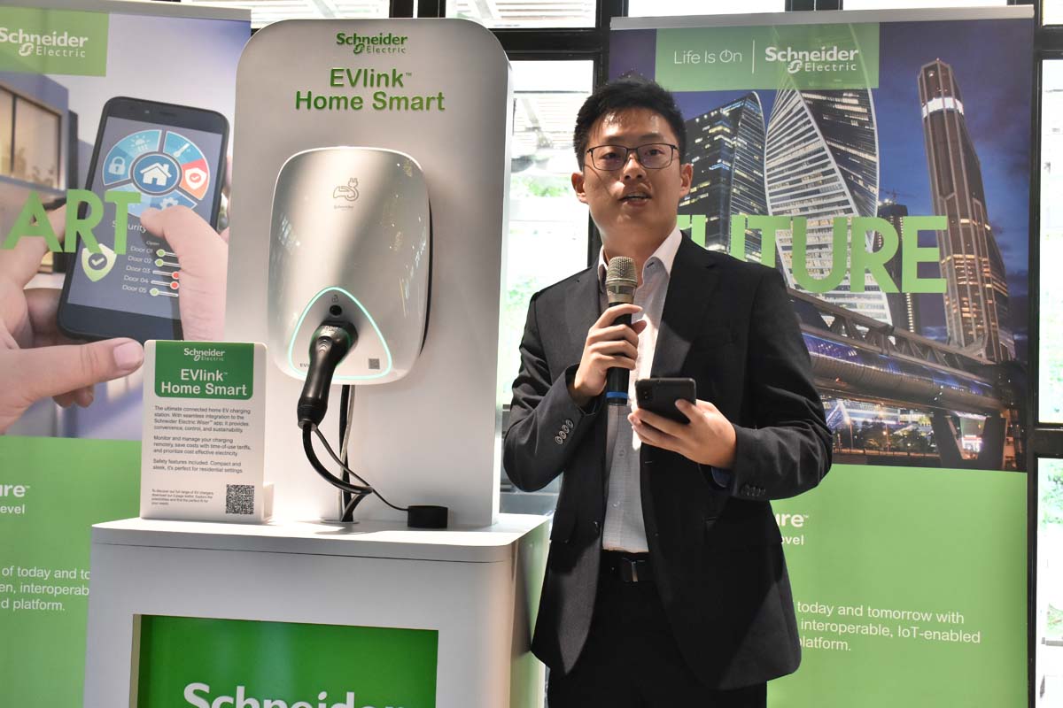 Hyundai teams up with EV charging providers to boost convenience for ...