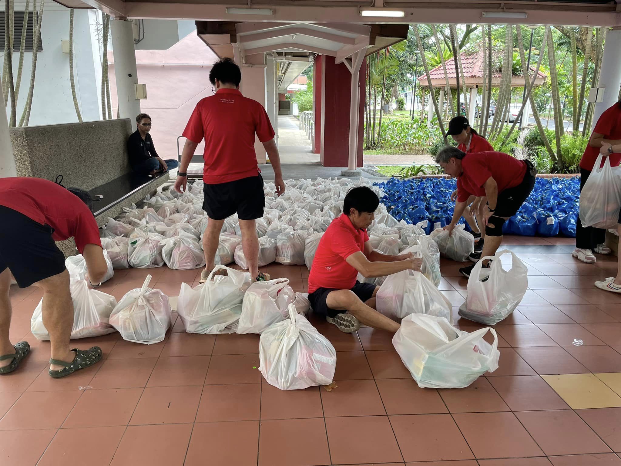 Aileen Tan, Jason Oh, Tang Miaoling and Cassandra See volunteer for ...