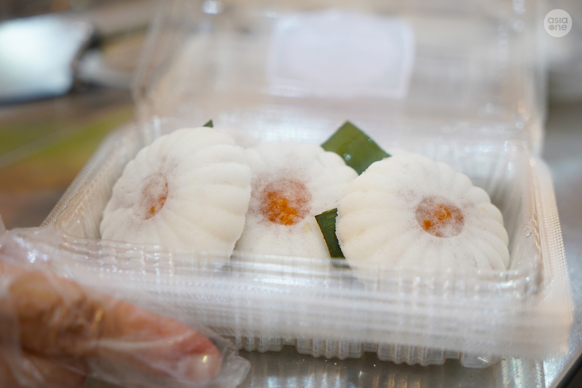 Chilli crab kueh tutu, traditional Teochew meat puffs and authentic ...