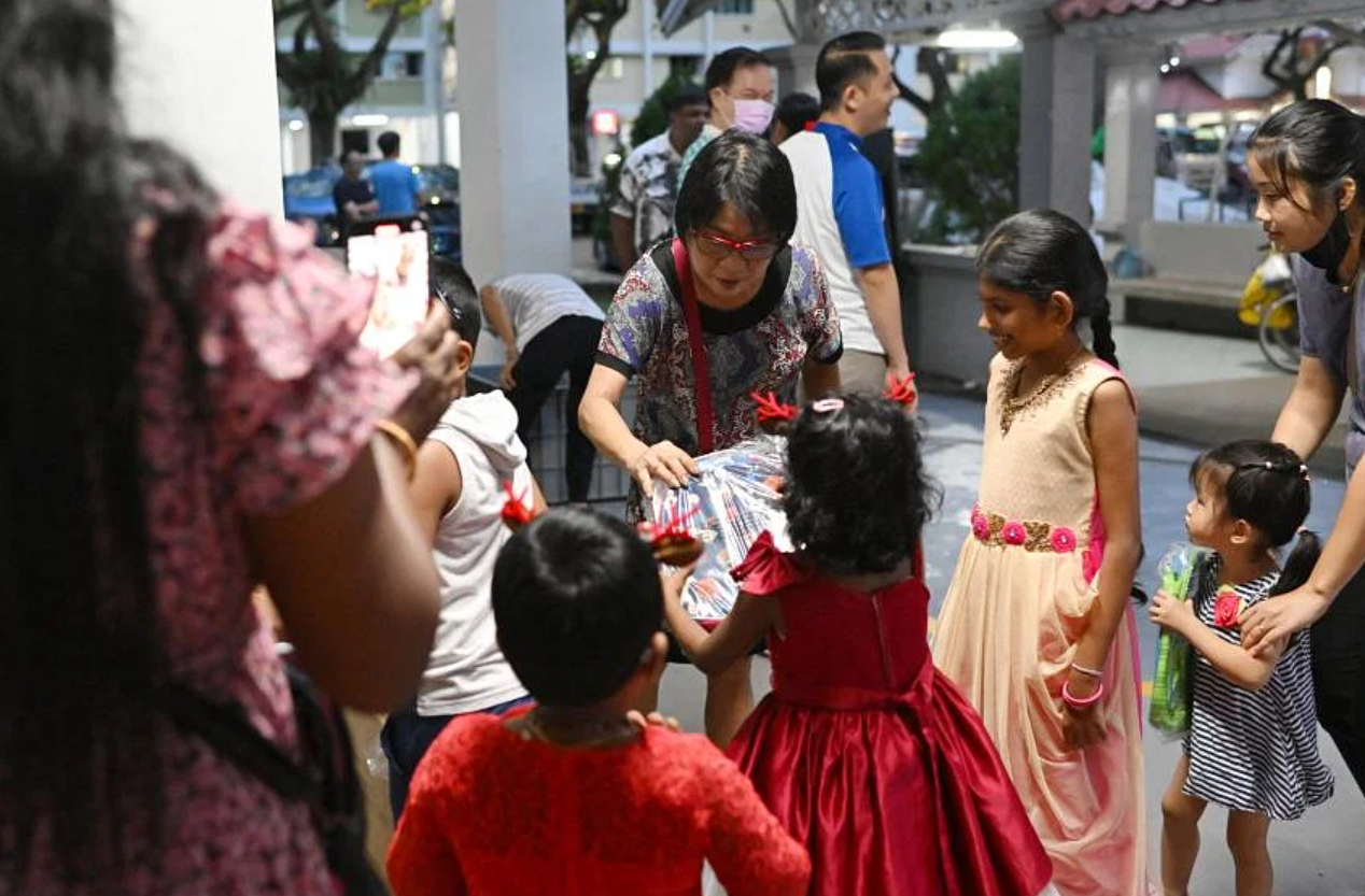 'Snow', Merlion spitting 'water' and more: 'Kaypoh auntie' organises ...