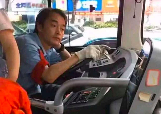 Fans marvel at photos of Chinese bus driver who looks like Leslie ...