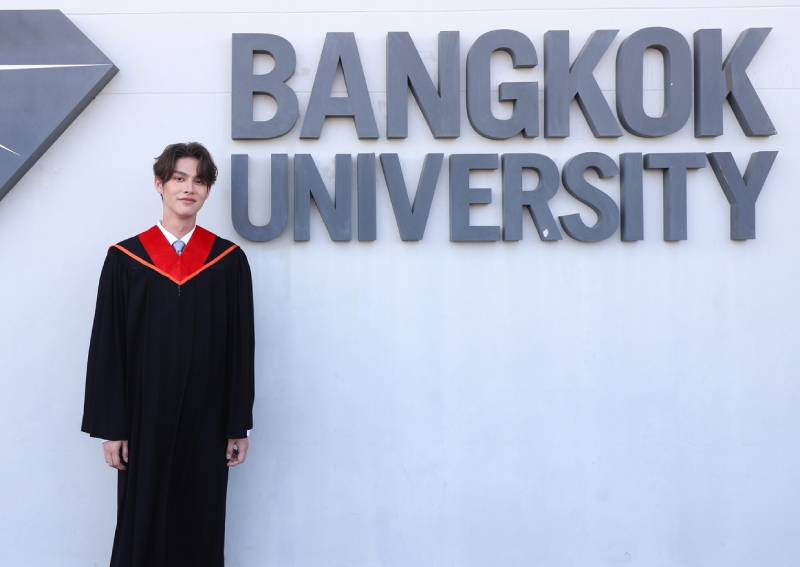 Almost 2,000 fans swarm to Bright Vachirawit's graduation from Bangkok ...