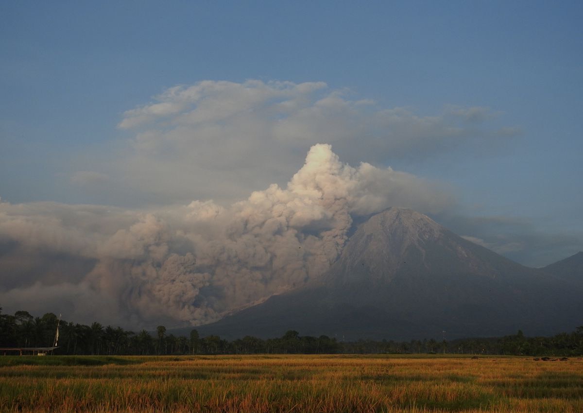 Indonesia's Anak Krakatau volcano erupts twice, spewing big ash cloud ...