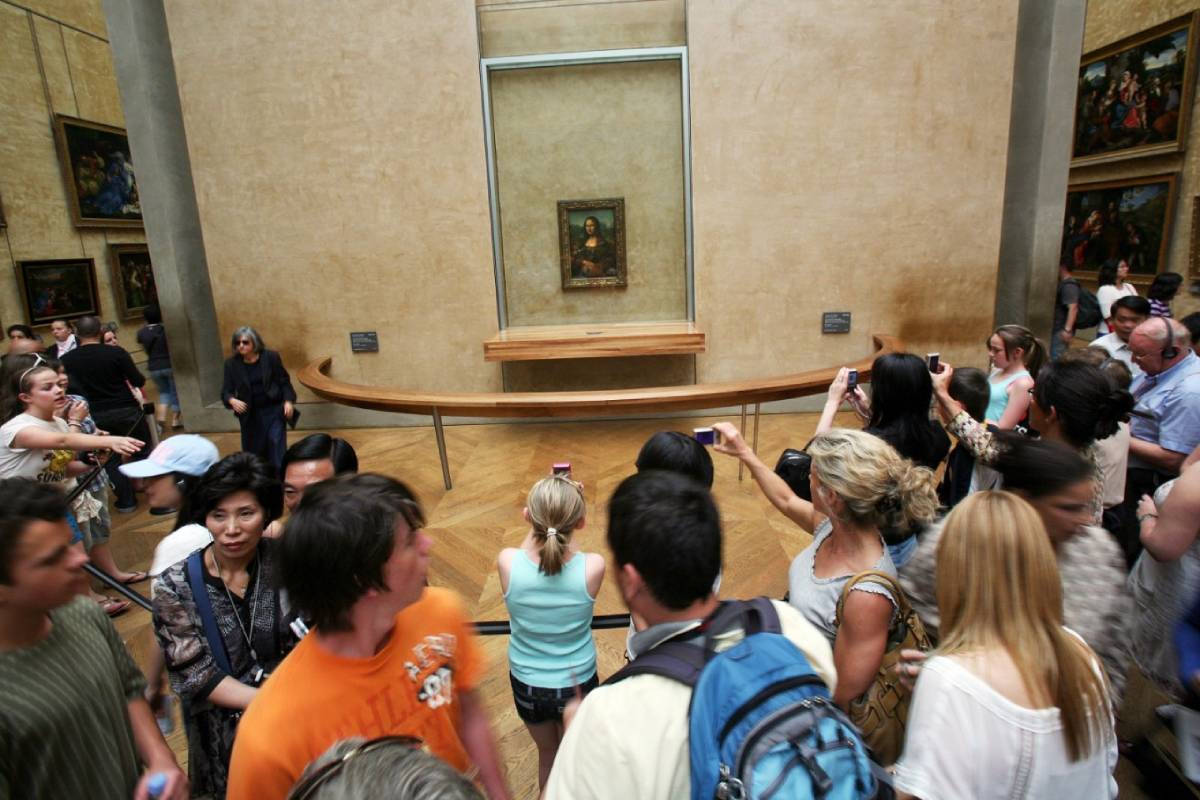 Louvre museum reopens after staff walkout over coronavirus fears, World ...