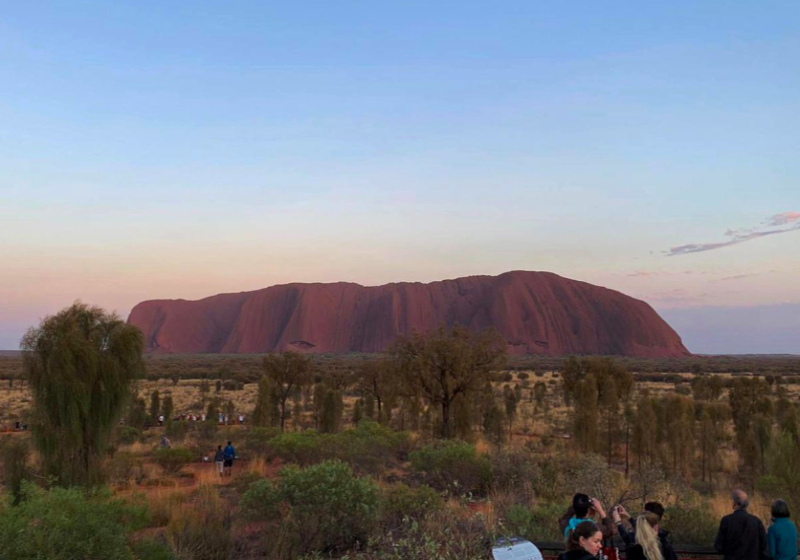 Tourists line up to scale Australia's Uluru hours ahead of climb ban ...
