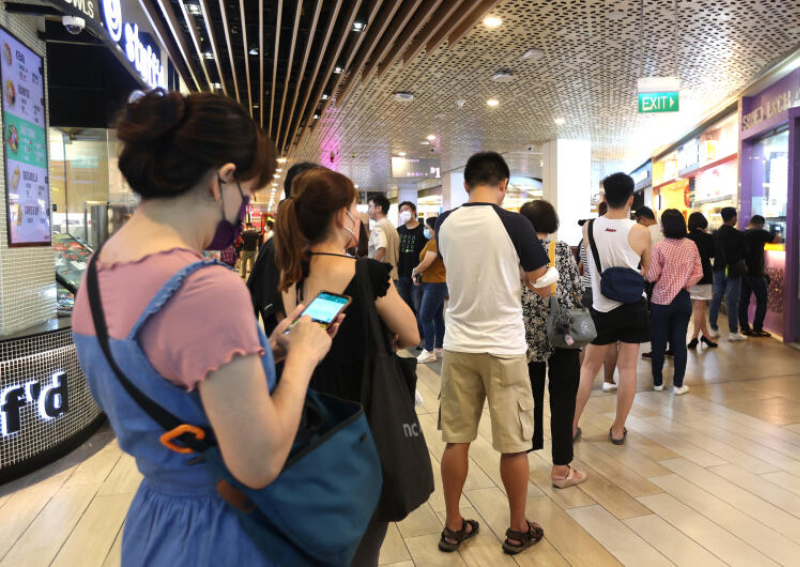 Long queues at money changers as Singapore dollar soars to record high ...