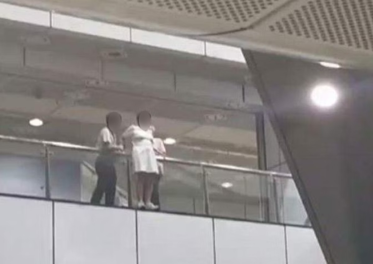 2 men rescue woman seen standing on edge of parapet at Dhoby Ghaut MRT ...