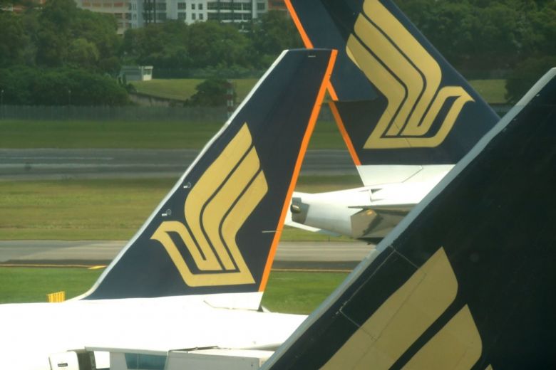 SIA plane hits aerobridge at Changi Airport, all 272 passengers and 12 ...