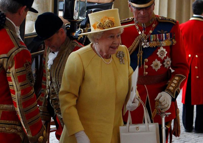 British monarchy's fashion mantle passes to younger generation ...