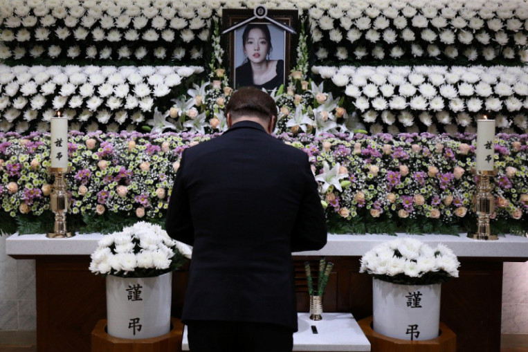 Goo Hara fans upset that her parents, who allegedly abandoned her, will ...
