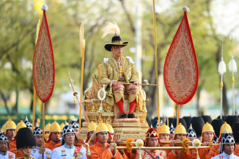 'Long live the King!' Thai monarch carried in grand coronation ...